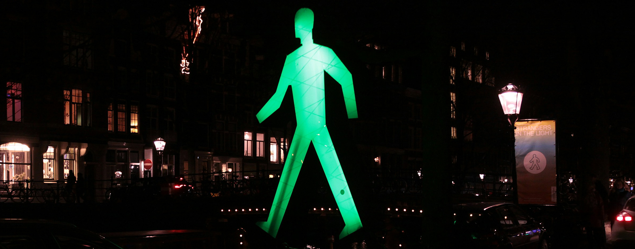 Зелёный человек танцует