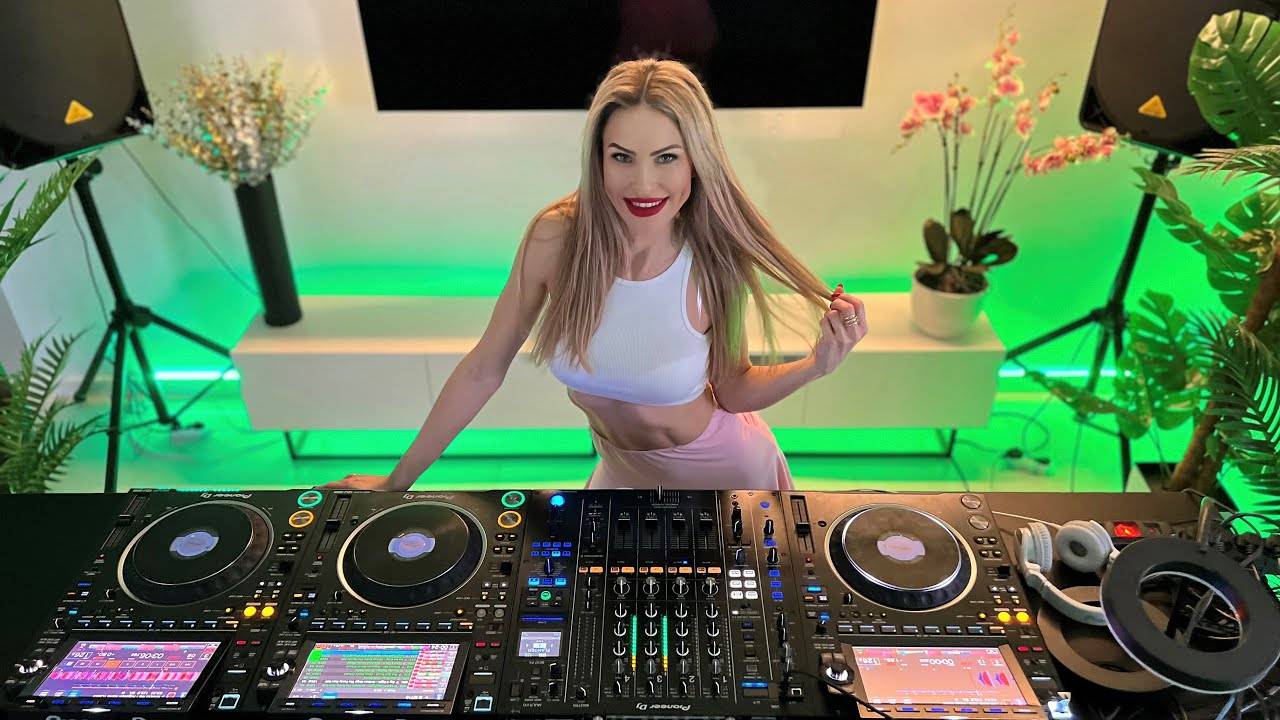 Dj Cherry Lips