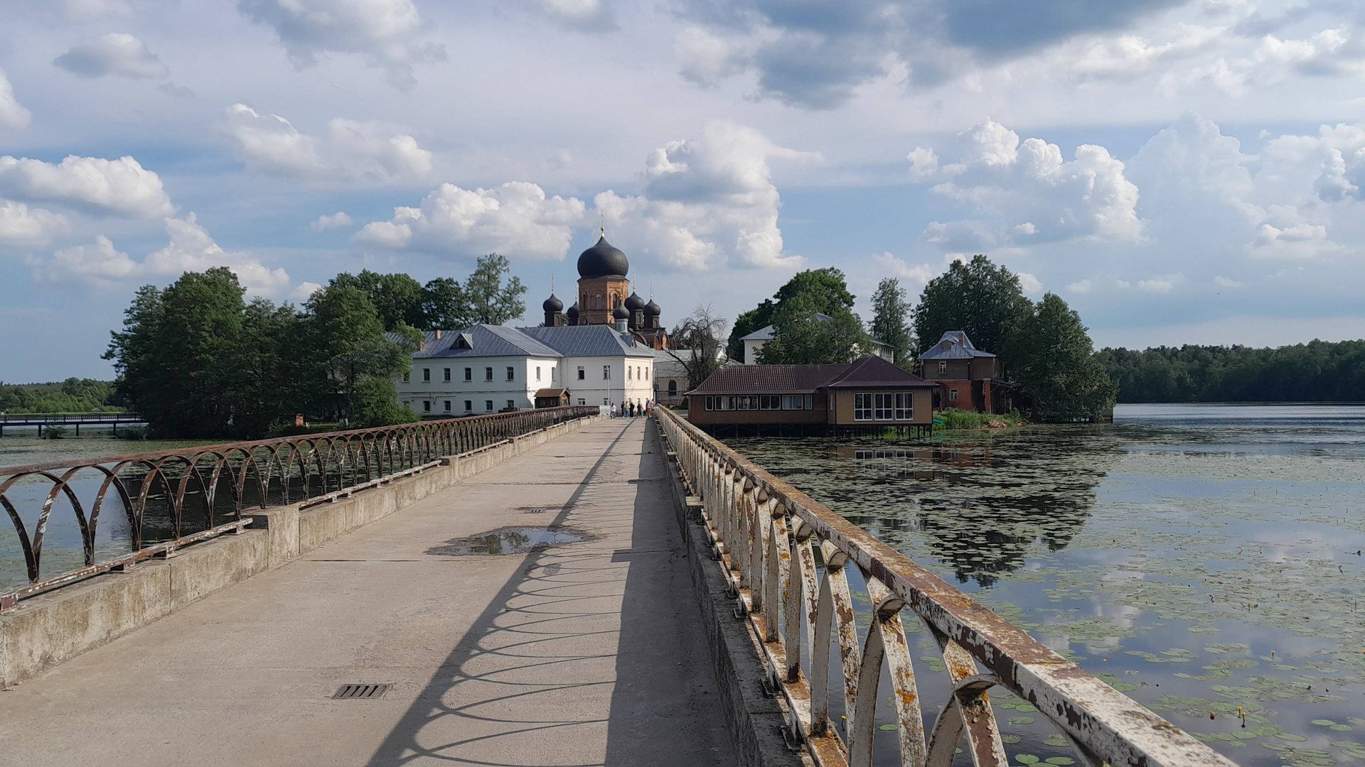 Монастырь на озере.