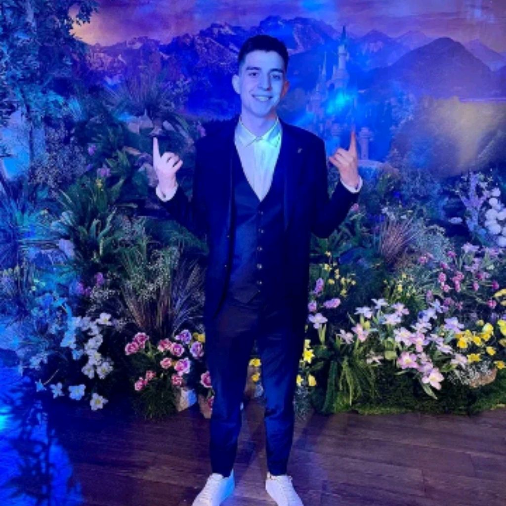 Иконка канала марк и василиса с  глентом папой