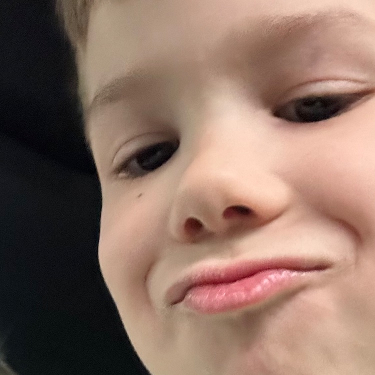 Иконка канала MAX 220