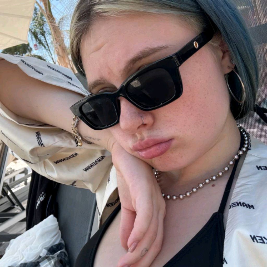 Иконка канала Соня Сафарова⁠✯