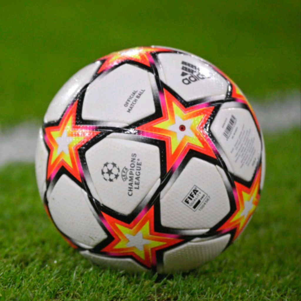 Иконка канала Мотя — футболист.