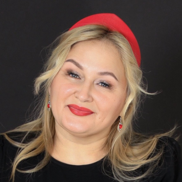 Иконка канала Лора Маркисова. Маршруты души🫶🌏🧭🛣️🚉🛫🏞️🥾🥢