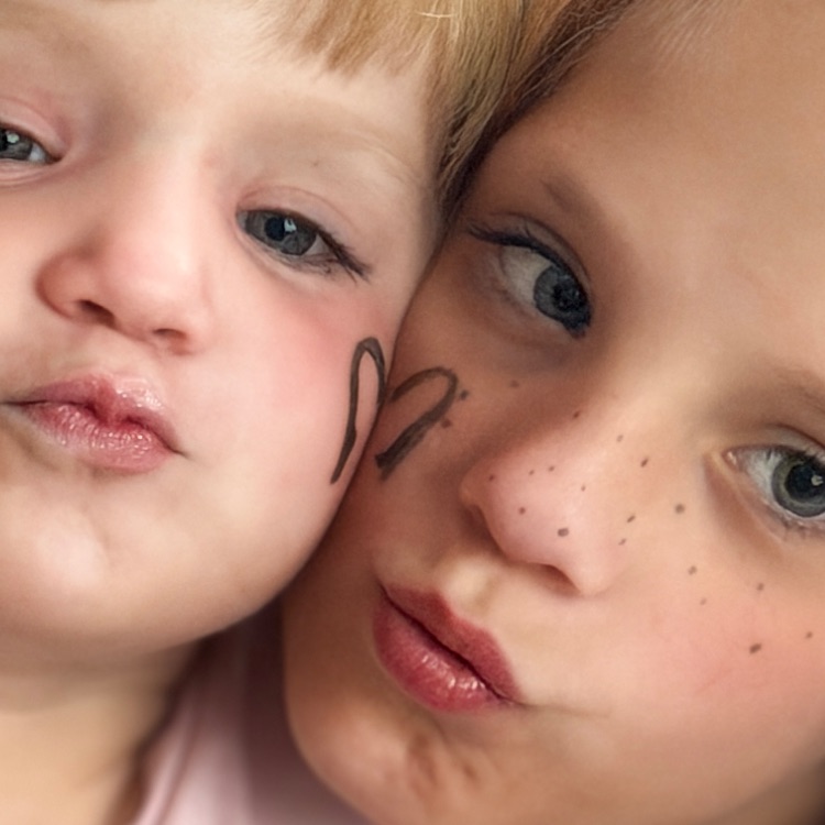 Иконка канала TwoSisters