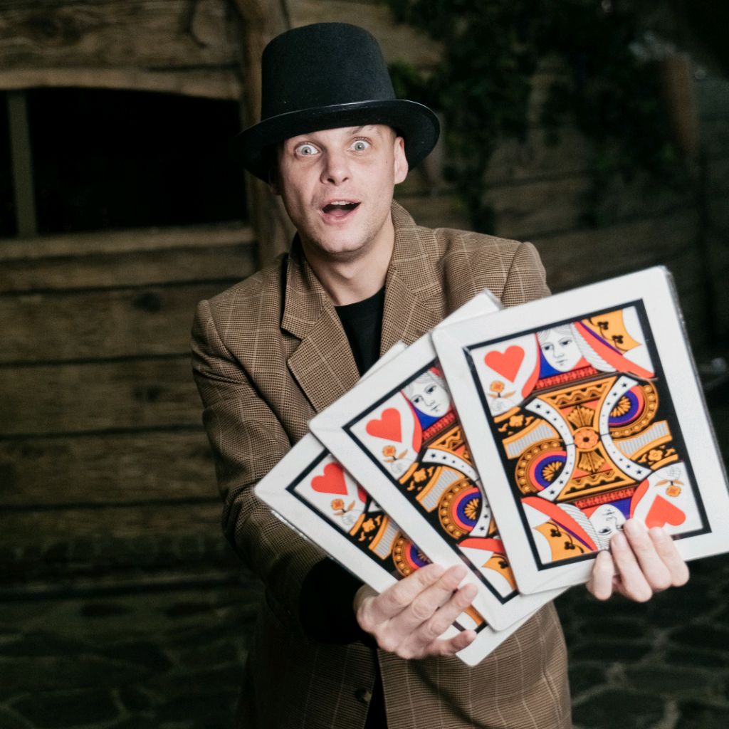 Иконка канала фокусы и девочки