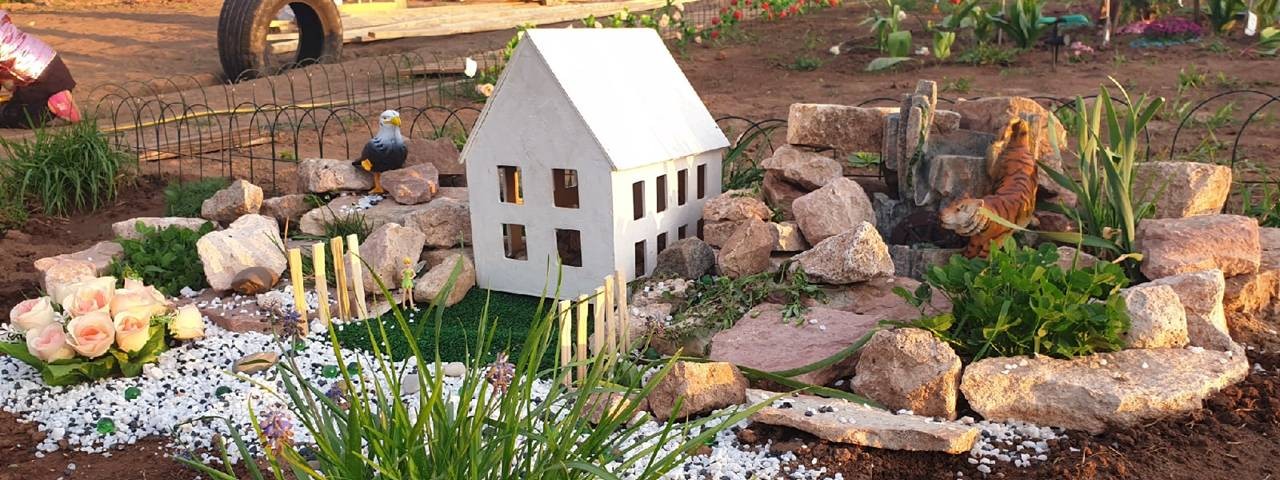 Горожанки в деревне.