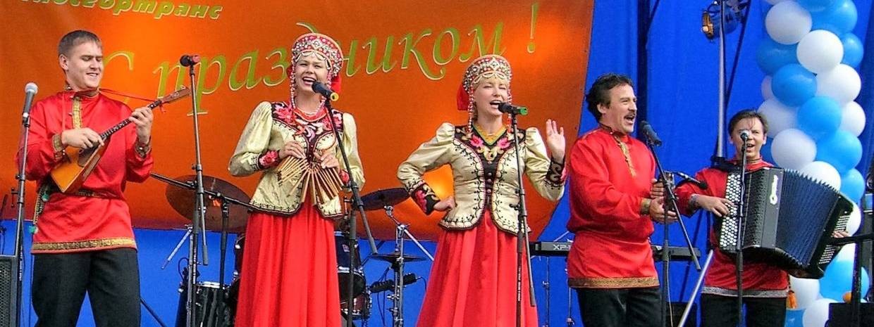 Ведущий русского праздника Виктор Баринов.