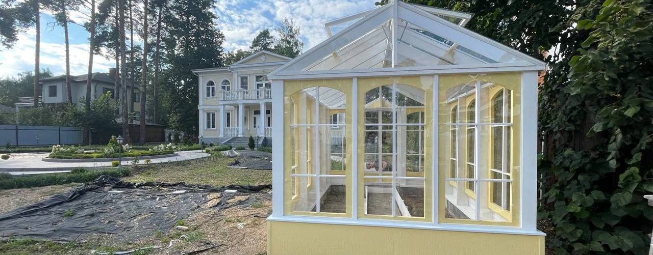 Красивые деревянные теплицы