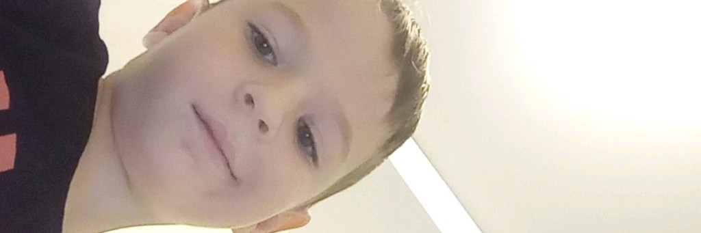 Владислав играет