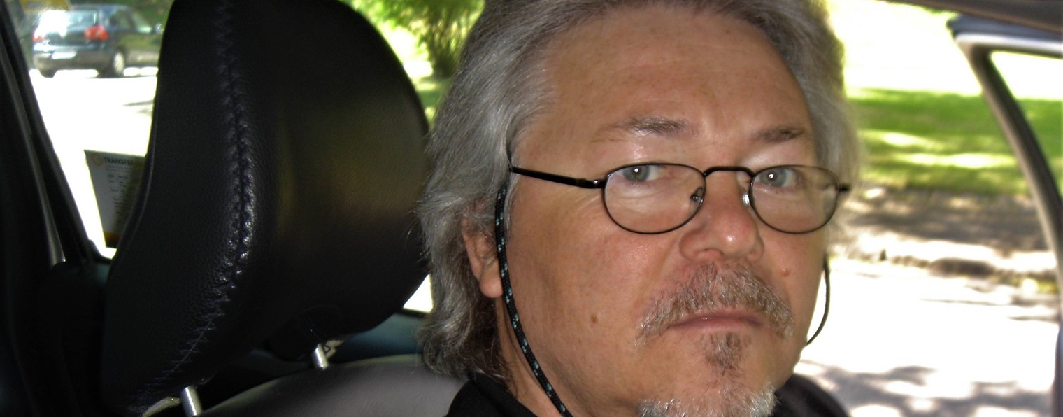 Политика, путешествия, подводная съемка, музыка.