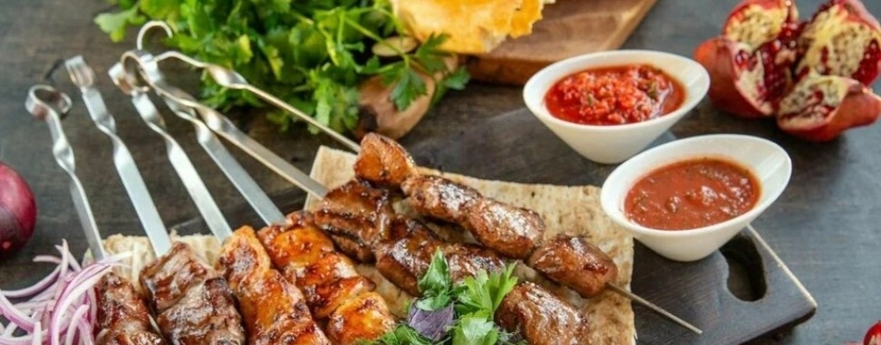 Уличная еда шашлык узбекиский кухня плов