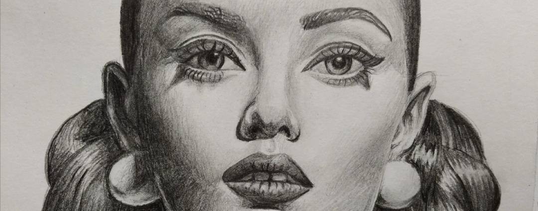 Арина рисует