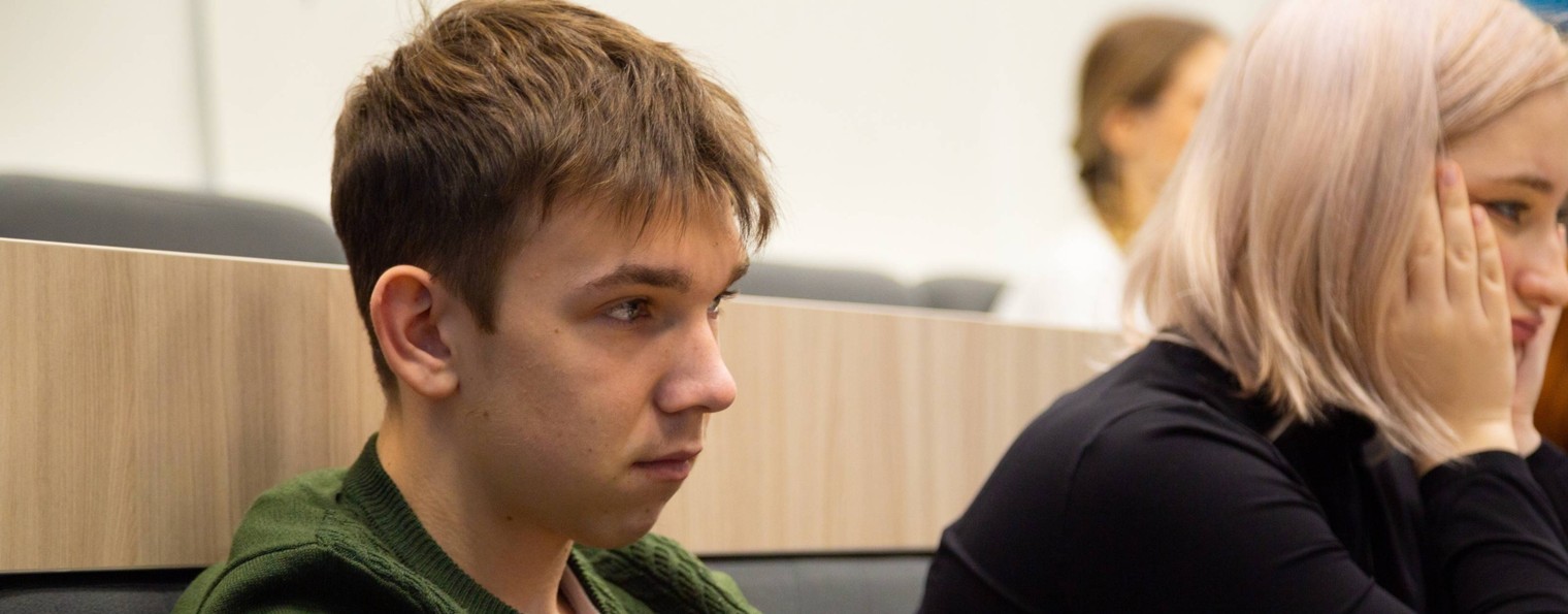 Красный объектив на железной дороге