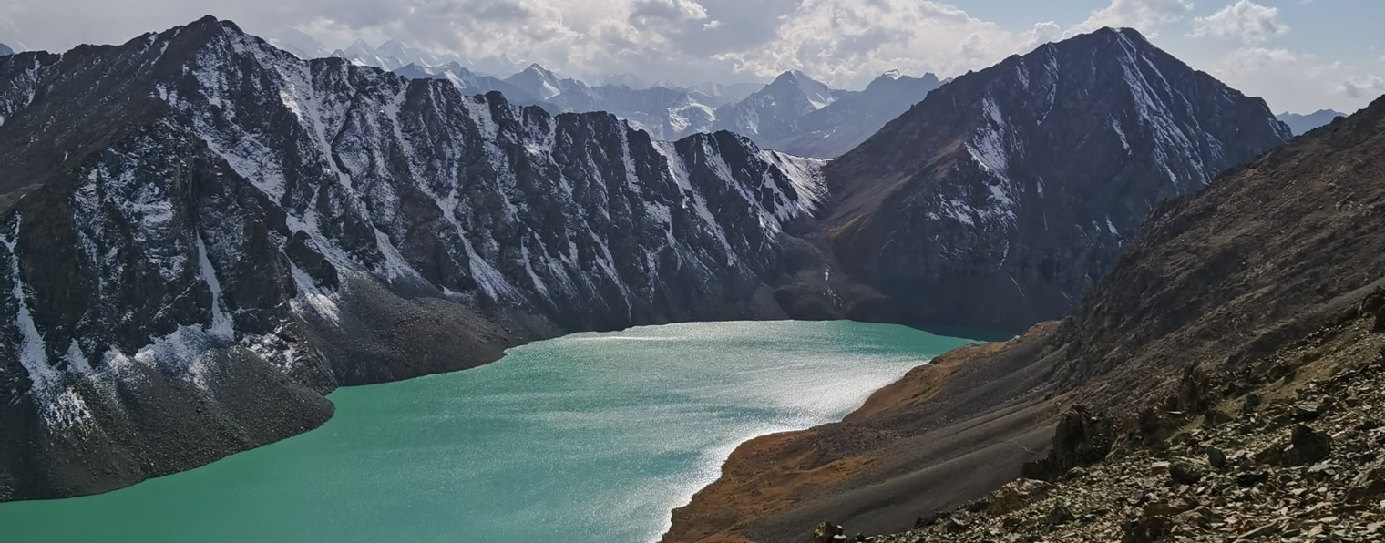 Широко шагая