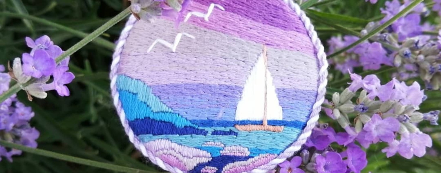 Ленуся вышивает