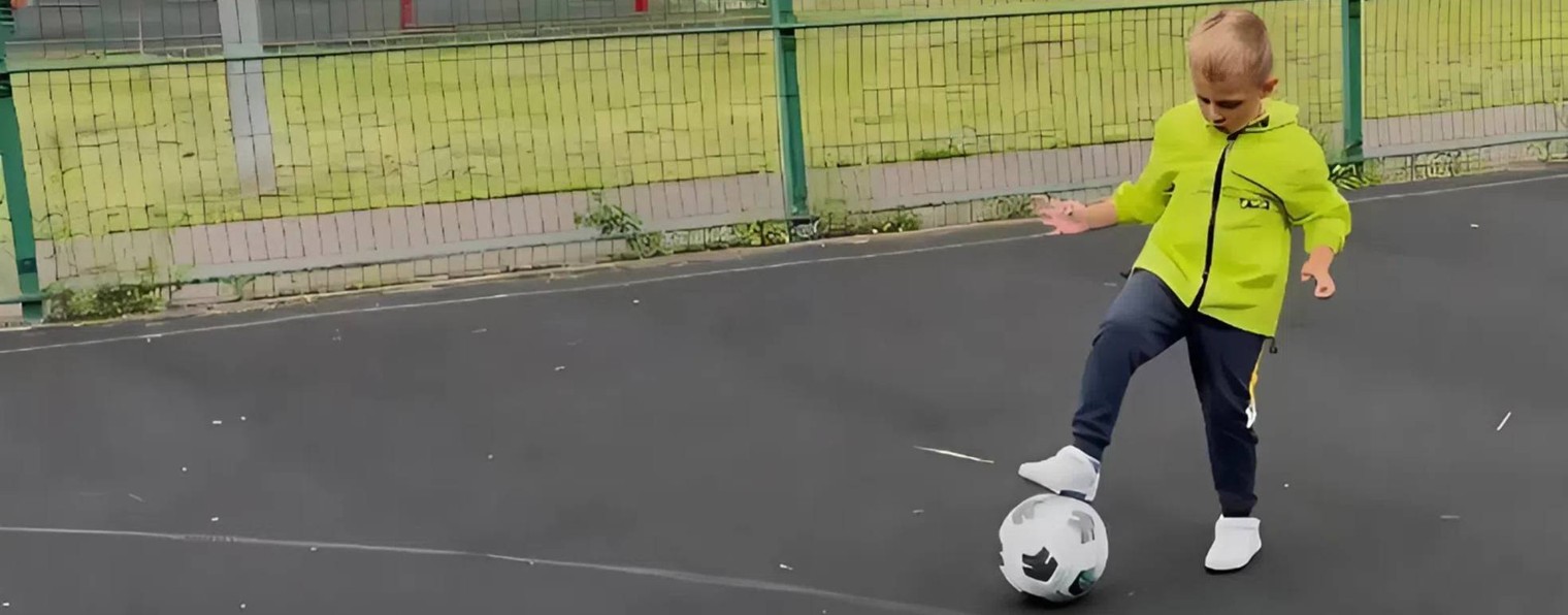 ЛЕВ - МАЛЫШ ФУТБОЛИСТ