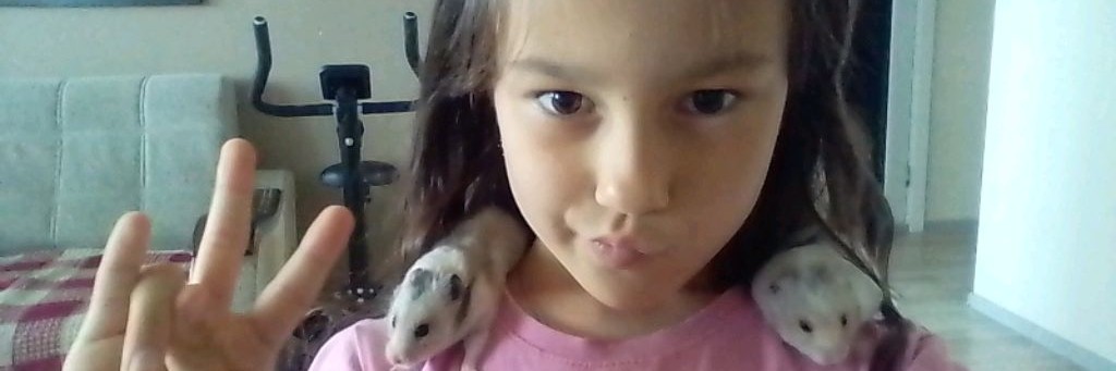 ᕙ⁠(⁠⇀⁠‸⁠↼⁠‶⁠)⁠ᕗ