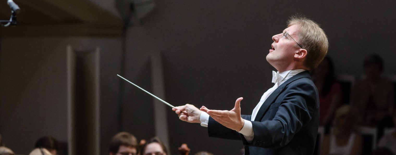 Дирижёр Дмитрий РУССУ