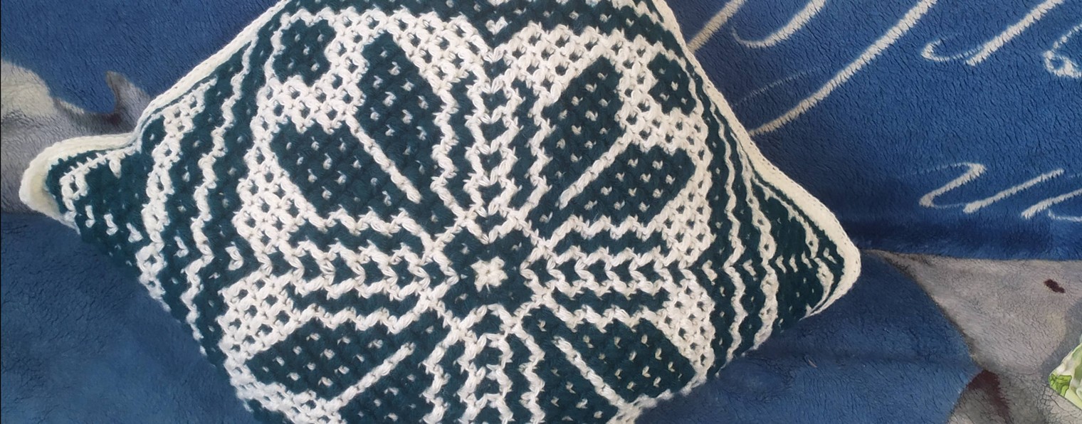 НИНА НОЖНОВА ВЯЖУ.