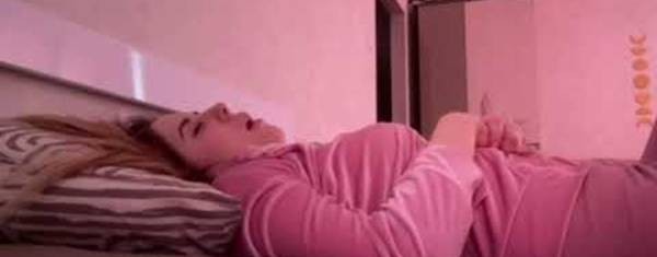 Девушка храпит