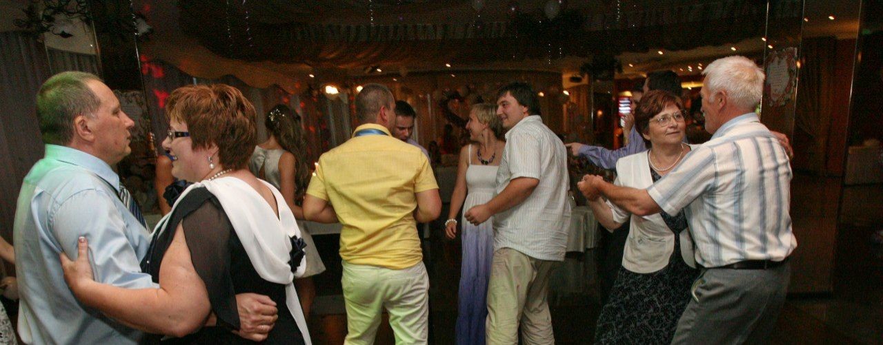 Ведущий, певец, музыкант -  Александр Илизаров