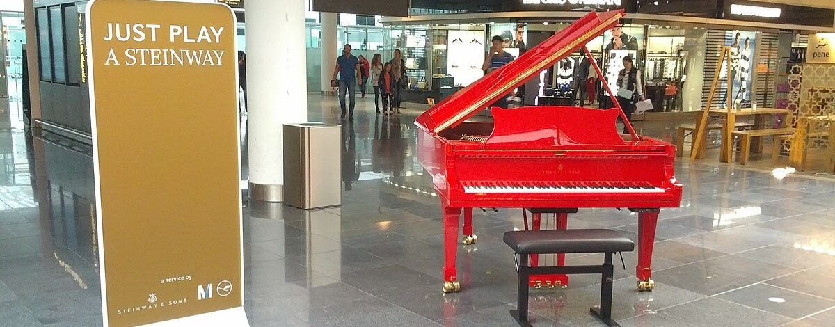 поют и и играют дети