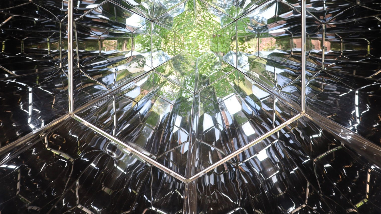 Леонид Ларионов - певец, мульти-инструменталист...