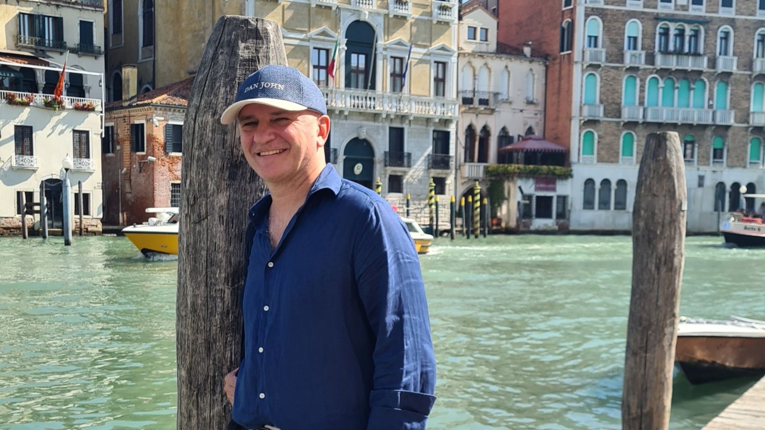 Ведущий , саксофонист, поющий пианист Игорь Бытко