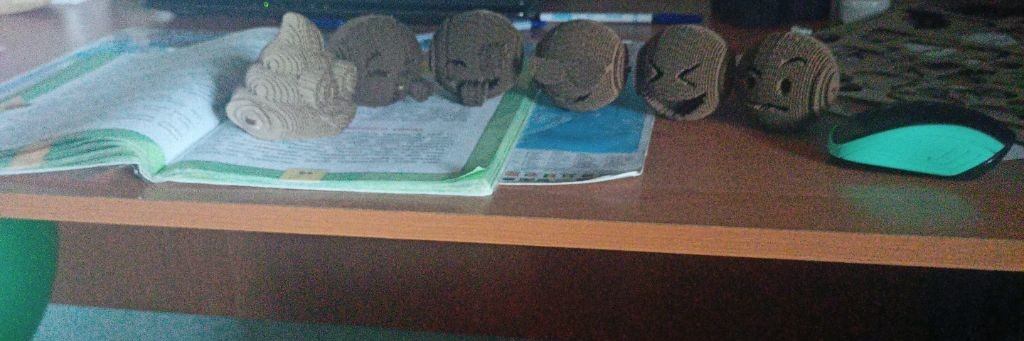 Гриша, Маша и её подружки.