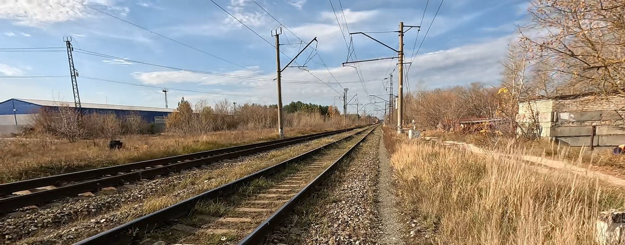 природа и железнодорожные рельсы