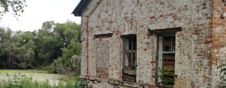 Дом у пруда