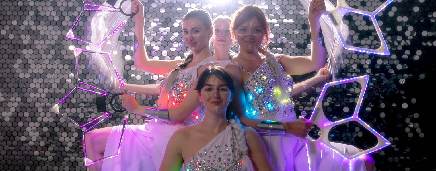 Коллектив Scarlet Griffin