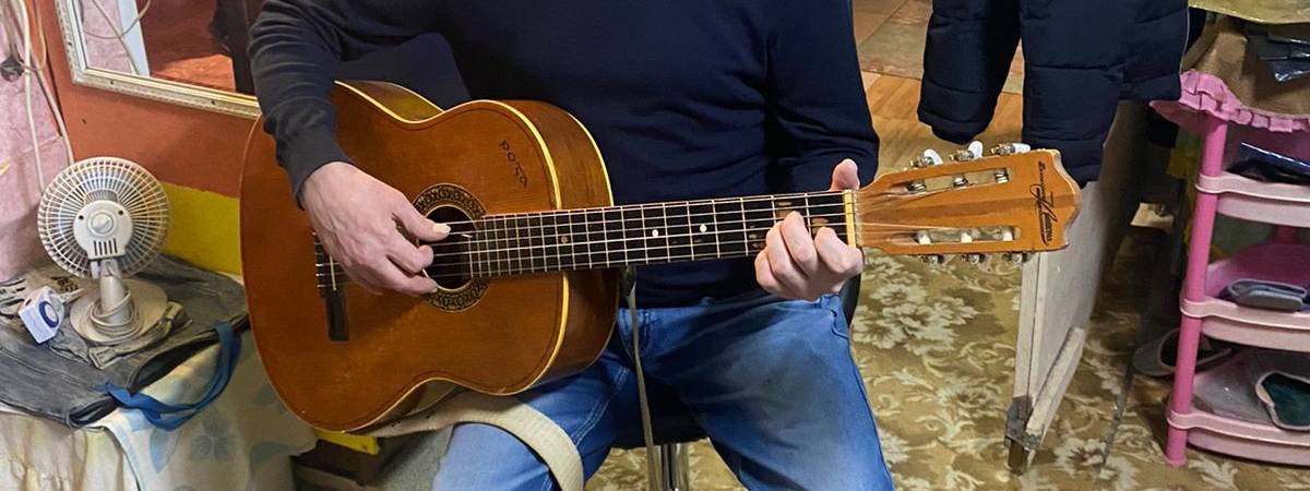 Поет Владимир Суворов