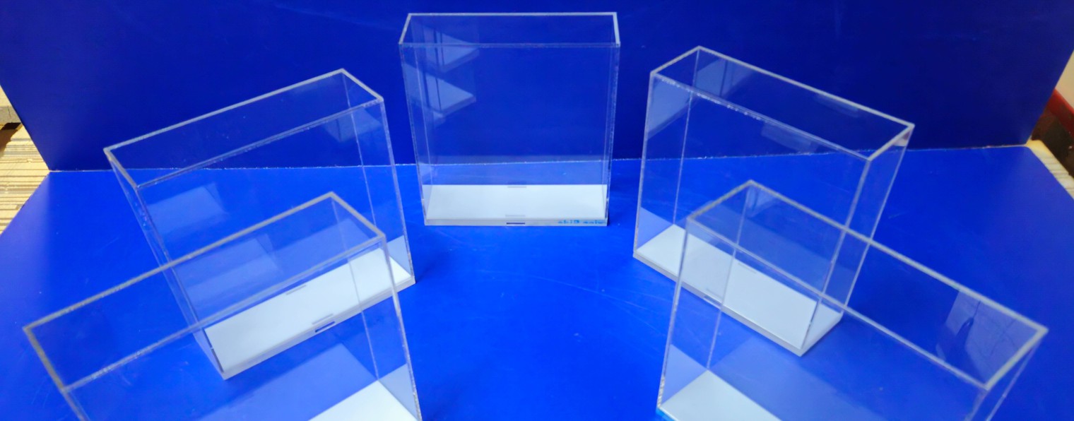 Изделия из оргстекла и других акриловых пластиков.