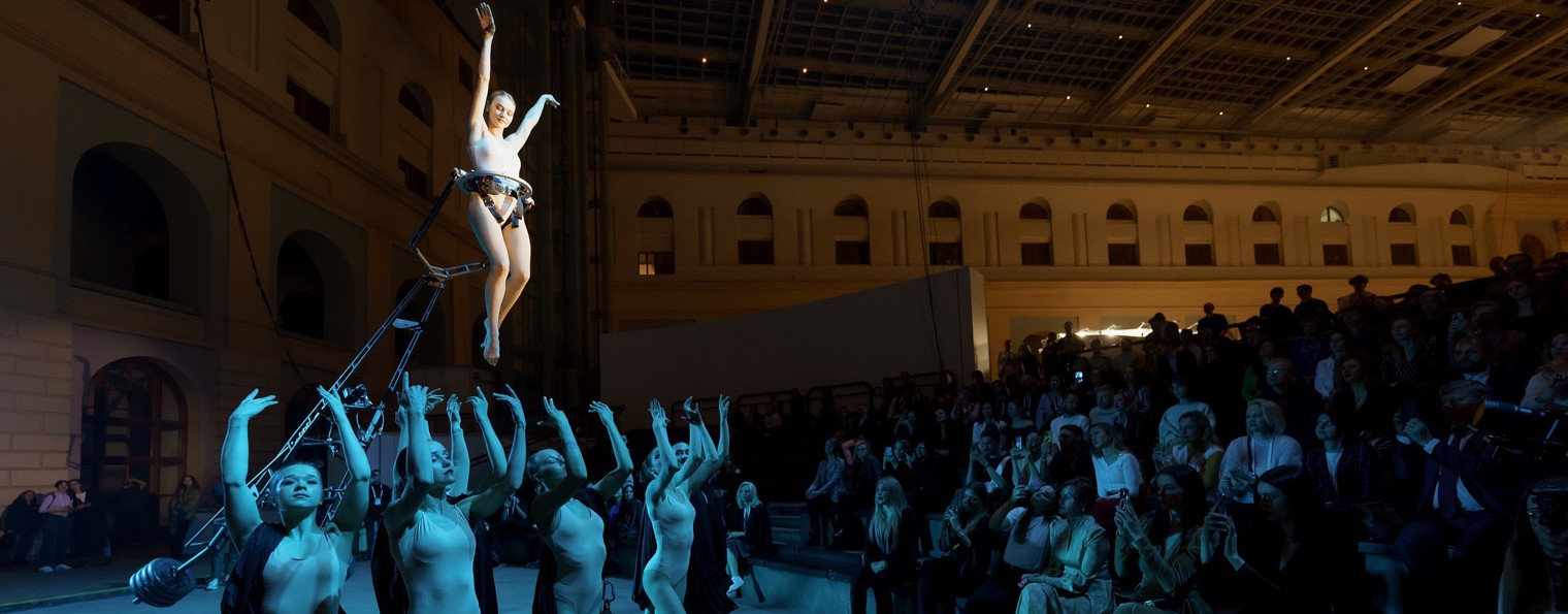 Воздушный театр "Летающие люди"