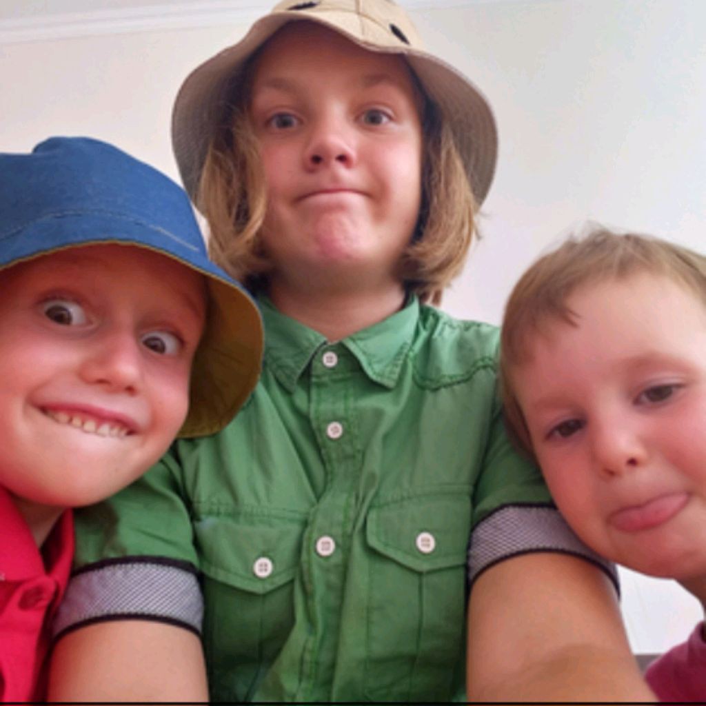 Троица малолеток