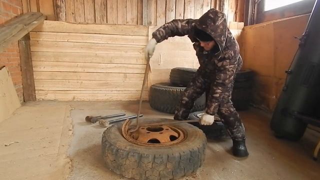 Будни деревенщины. Добываем металлолом, огребаем крышу, лепим пельмени.