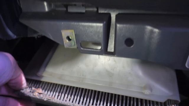 Замена салонного фильтра Volvo S60 2006 г.