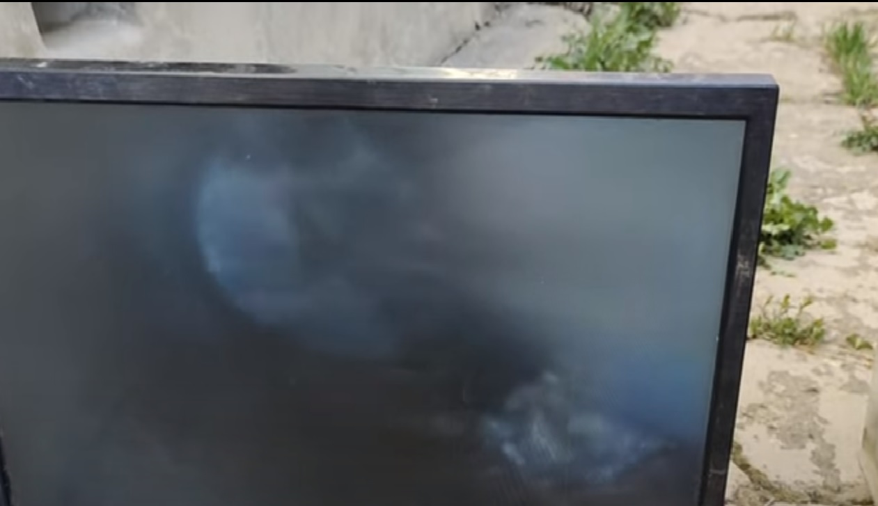 Рваная сетка фильтра скважины и шахматная структура из окрестного водоноса