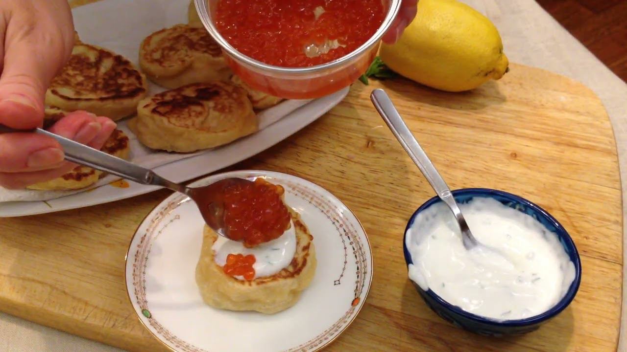 Как вам такая подача оладий со сметаной и икрой?