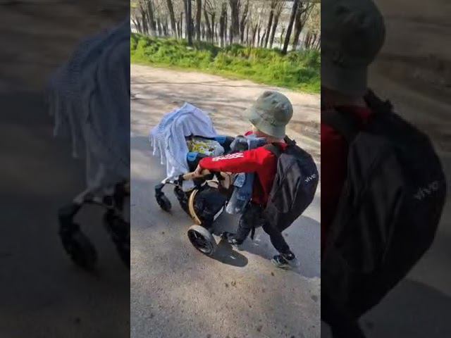 с братишкой на прогулке