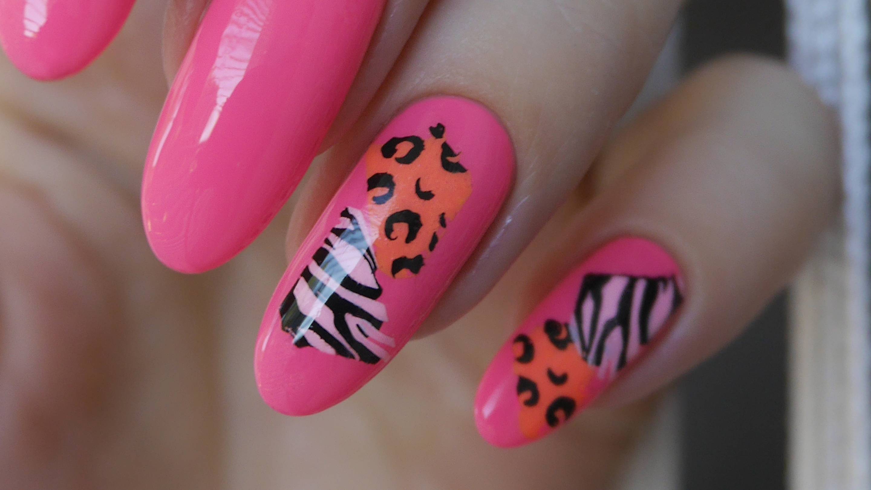 Неоновый маникюр c животным принтом (обычный лак)
