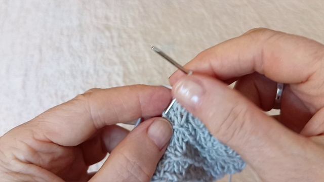 Вяжем спицами. Простой узор плотного вязания.