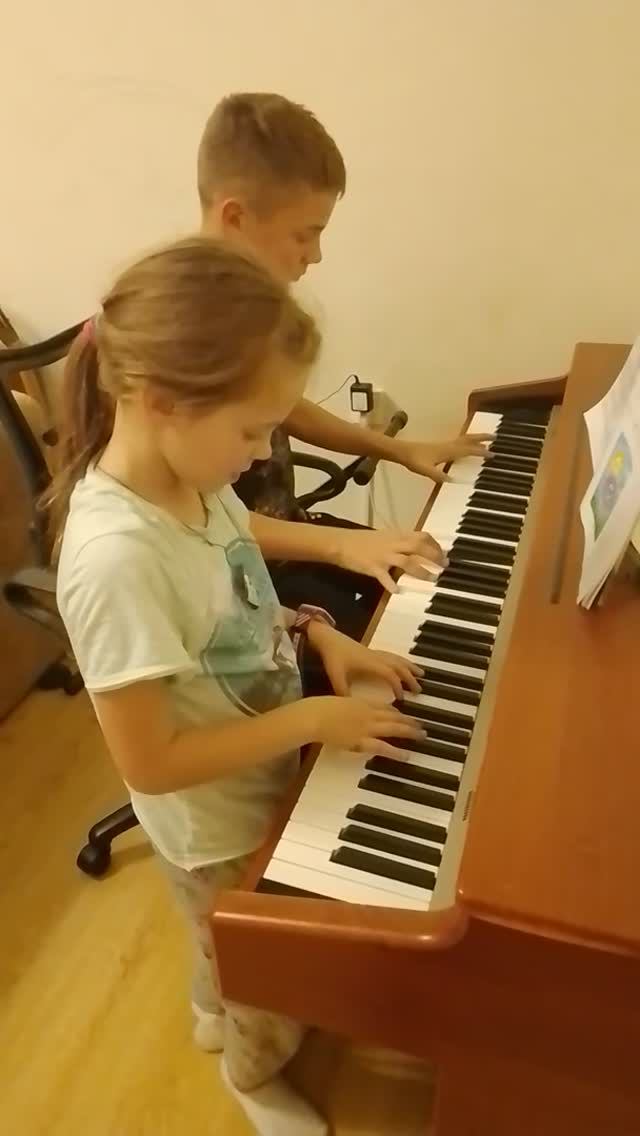 Игра в четыре руки с сестрой - первый опыт