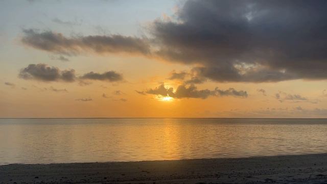 Мальдивы. Восход солнца. Pullman Maamutaa