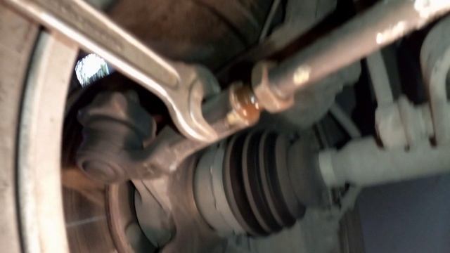 если не окручивается  регулировка схождения колес..mp4