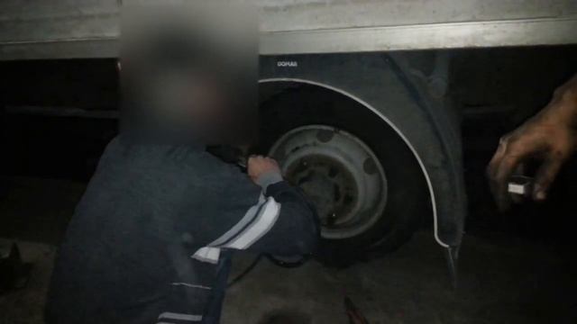 Как накачать колесо без насоса при помощи бензина