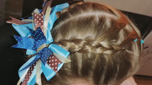 Прическа для девочки с голландскими косичками