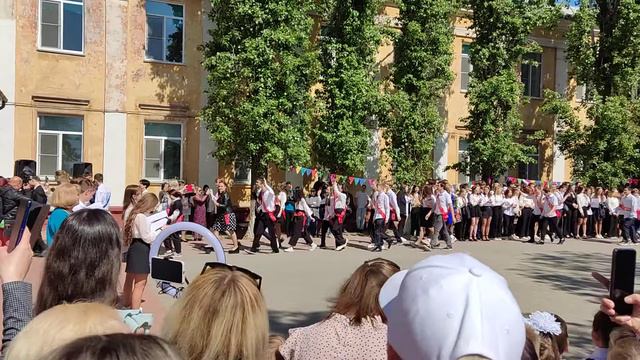 Последний звонок 9 класс  Круг почета